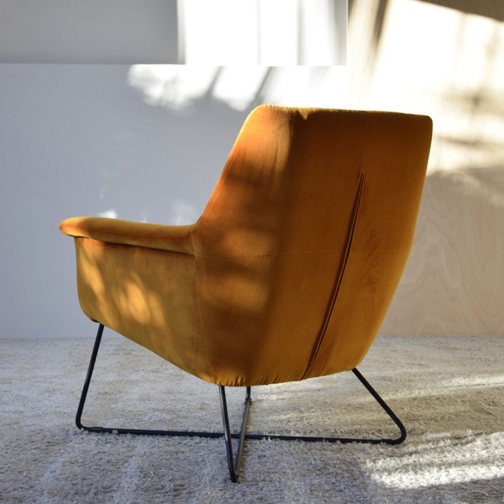 Butaca tapizada en tono naranja caldero - Thales de Mileto