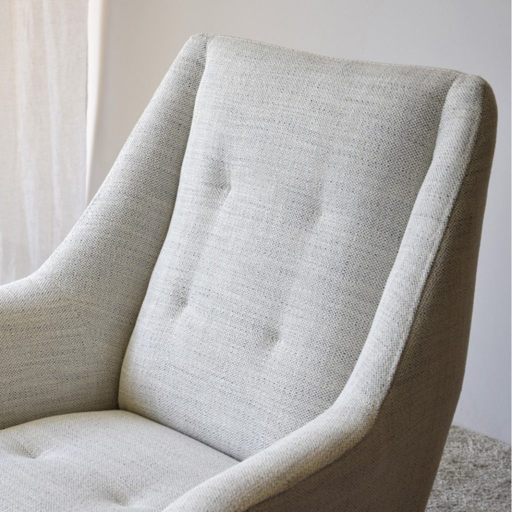 Butaca respaldo tapizada mezclilla beige. - Thales de Mileto