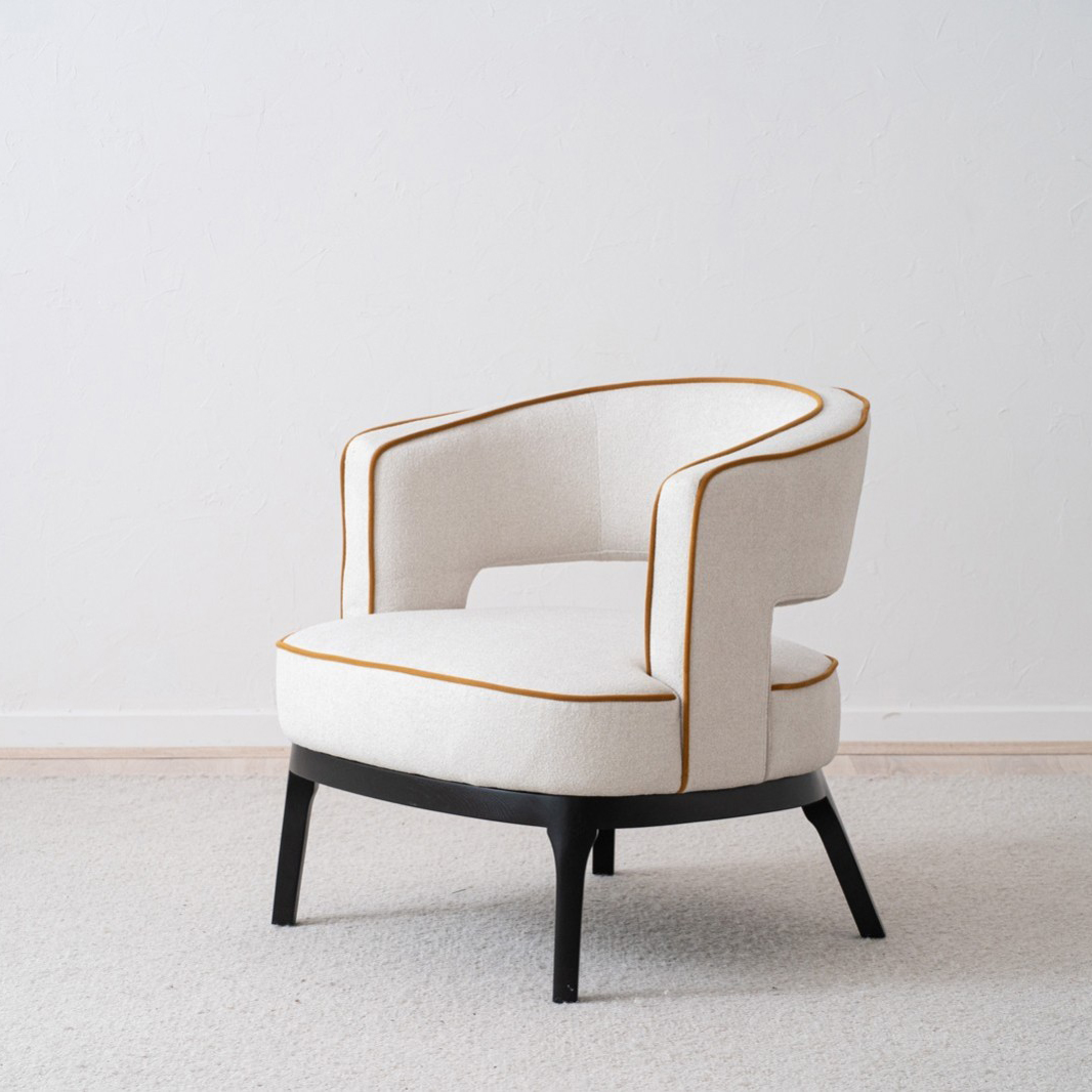 Butaca tapizada en arena y mostaza. - Thales de Mileto